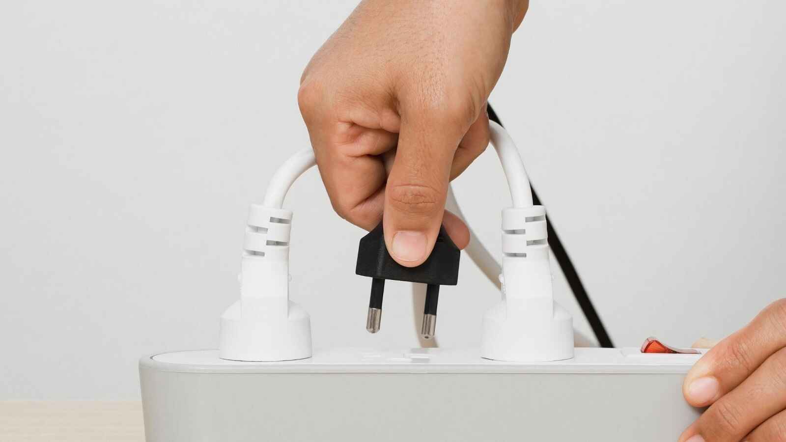 Can you plug a smart plug into a power strip? - Smart Home Fly