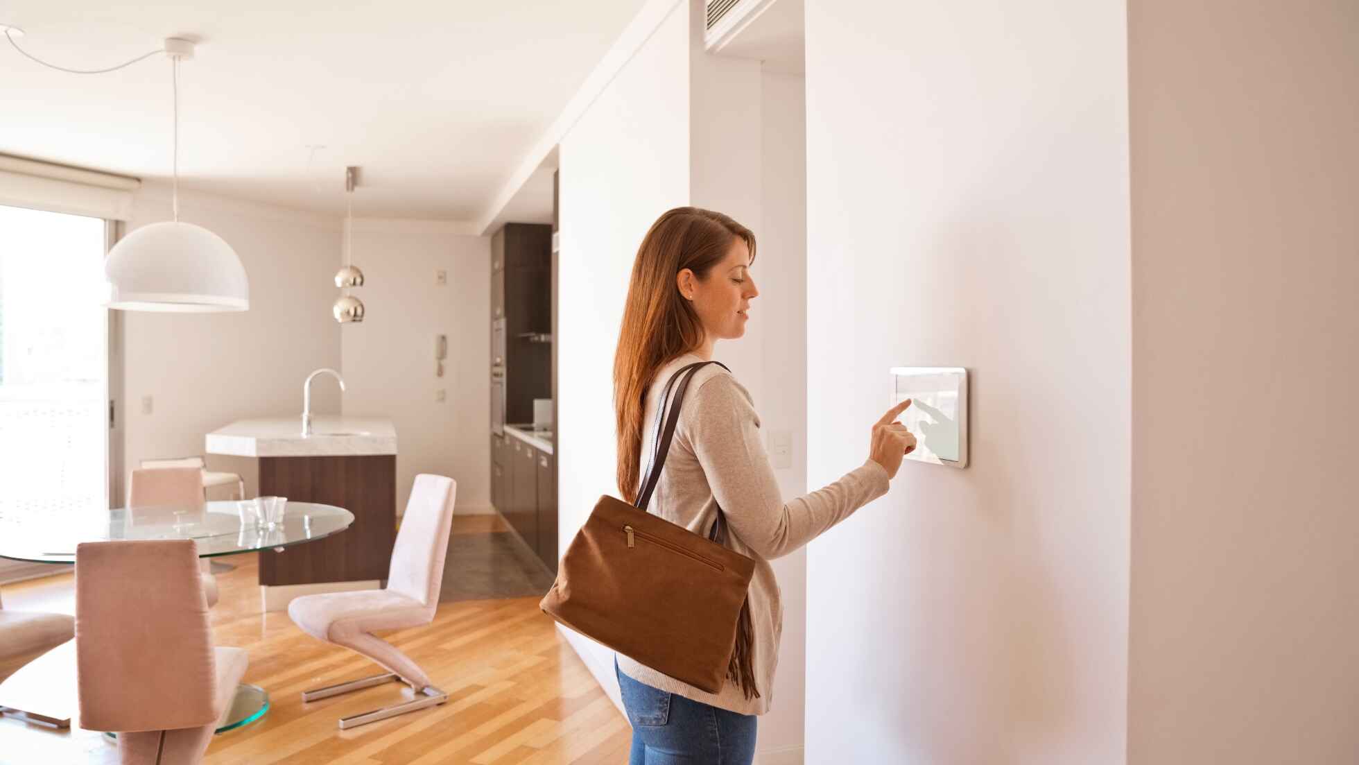 Smart bulb vs smart plug: differences, pros and cons - Smart Home Fly